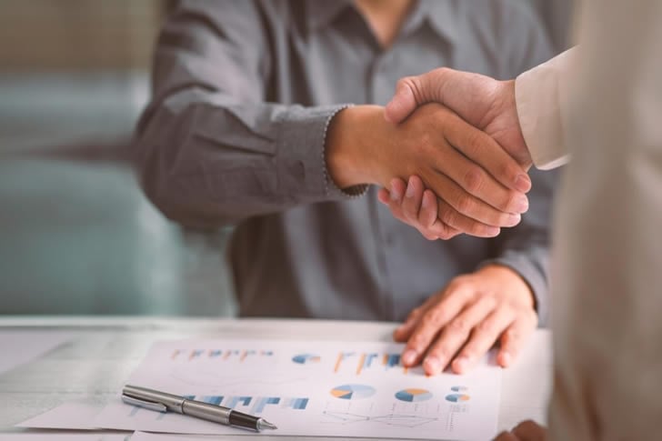 How to Shake Hands with Confidence and Charisma - INFOREADS